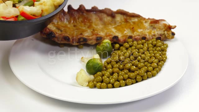 Fried Pork Ribs With Vegetables& Closeup 동영상 (VID_1763358) - 게티이미지뱅크