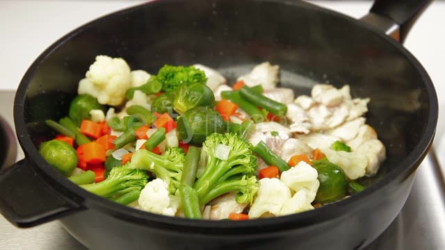 Chicken Breast and Vegetable Stir Fry& Closeup 동영상 (VID_1763367) - 게티이미지뱅크