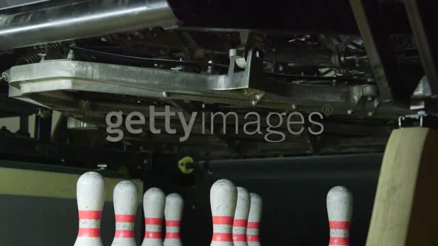 Pinsetter reset bowling pins close-up 동영상 (VID_3643284) - 게티이미지뱅크