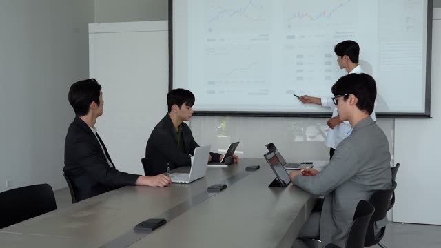 Businessmen - Showing image of material on beam screen while meeting 국내 ...