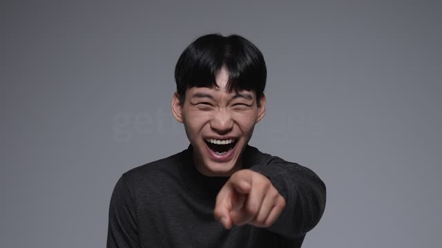 Expressions - Laughing and pointing / South Korea 동영상 (JKR232101) - 게티이미지뱅크