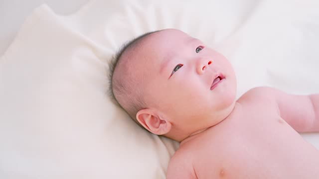 New born baby crying on bed / South Korea 동영상 (JKR240455) - 게티이미지뱅크