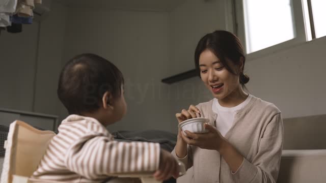 Single Mom feeding baby / South Korea 동영상 (JKR240525) - 게티이미지뱅크