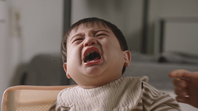 Mom feeding crying baby / South Korea 동영상 (JKR240528) - 게티이미지뱅크