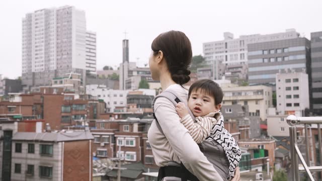 Single Mom piggybacking baby in rooftop / South Korea 동영상 (JKR240549 ...