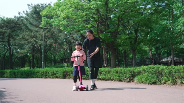 Picnic - Mom helping daughter riding scooter in park / South Korea 동영상 ...