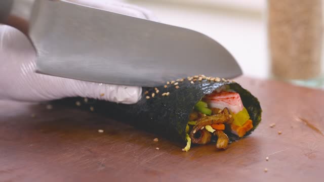 K-food - Cooking Class: Kimbap, cutting completed kimbap with knife ...