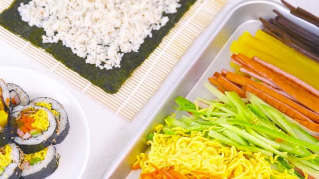 K-food - Cooking Class: Kimbab, foreign women making kimbap behind ...