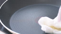 K-food - Cooking Class: Kimbap, mixing sesame oil and sesame seeds into ...